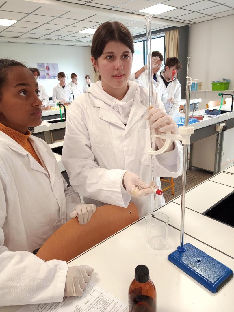 Encore une nouvelle activité expérimentale cette semaine en Sciences et Laboratoire ! - LYCEE ...